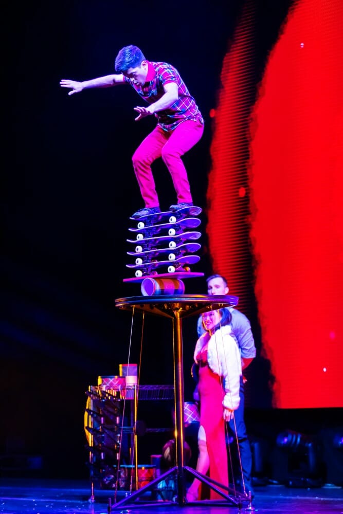 Broadway In Chicago A MAGICAL CIRQUE CHRISTMAS